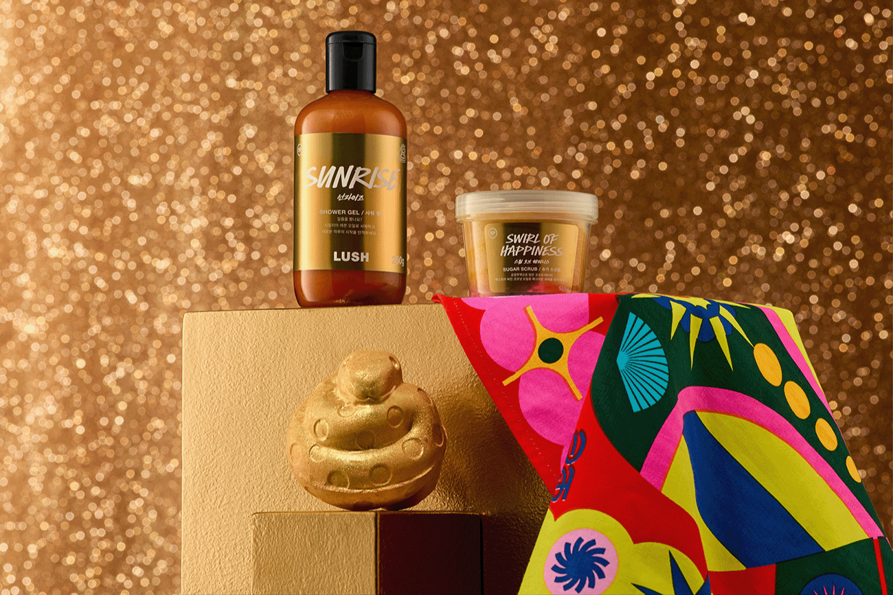 패션비즈 | 2025년은 푸른 뱀의 해! 러쉬·스와로브스키 등 기념 컬렉션 속속